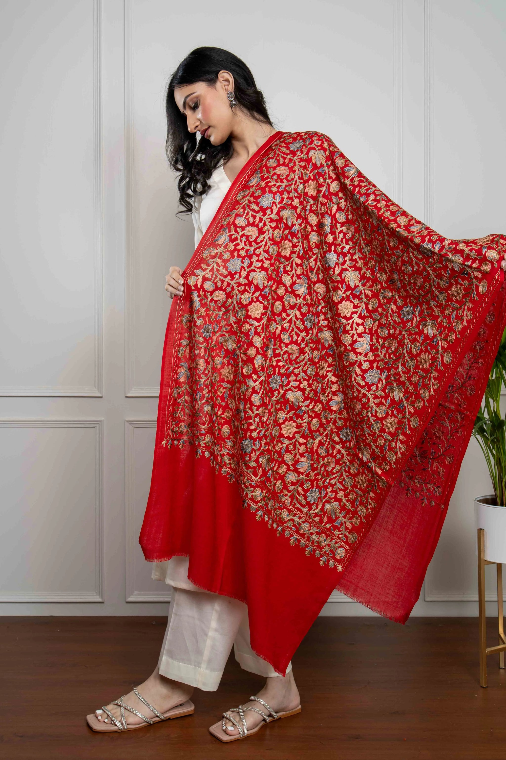 Red Chinaar Leaf Jaal Pattern Nalki embroidery Fine Wool Blend Stole